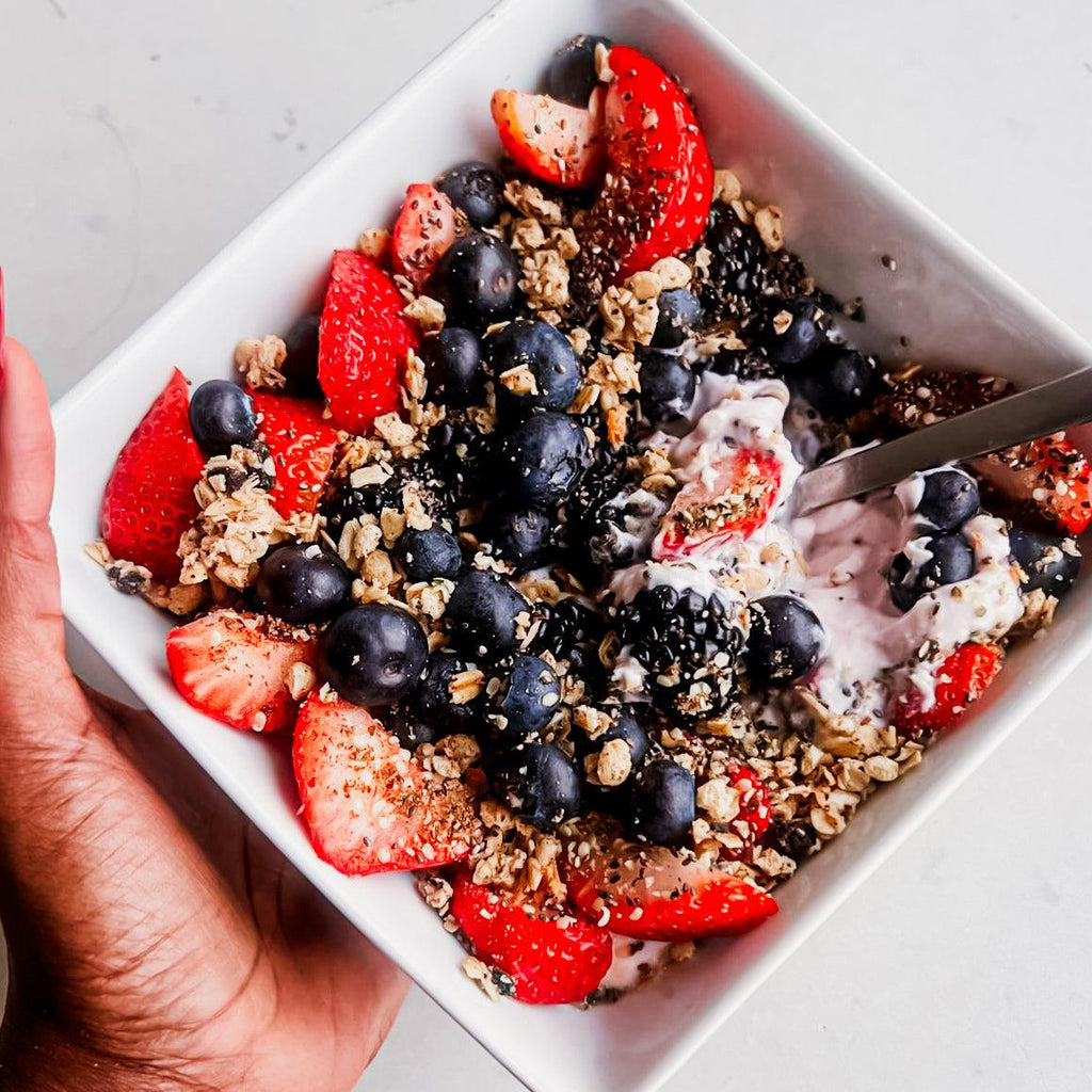 Tazón de desayuno con yogur y bayas – uQUEEN ORGANICS